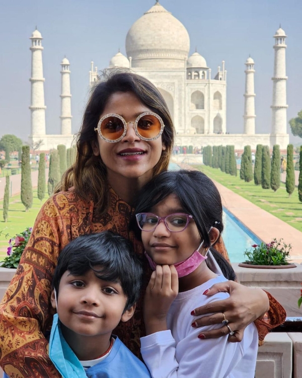 மனைவியுடன் தாஜ்மகாலை சுற்றிப் பார்க்கும் செல்வராகவன்.. செம ...