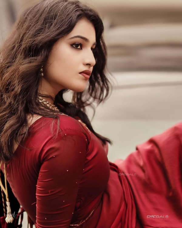 Thoovalsparsham Serial Sandra Babu Looking Gorgeous In Hot Red ...