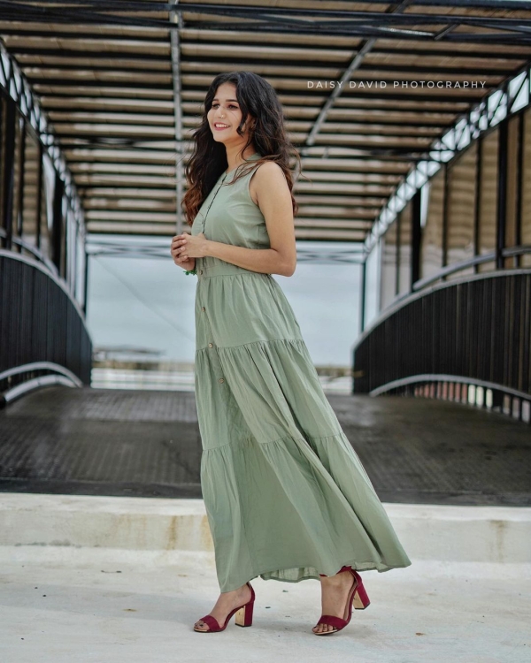 Uppum Mulakum Fame Juhi Rustagi Gorgeous Video from Beach Viral on Instagram | സിമ്പിള് ...