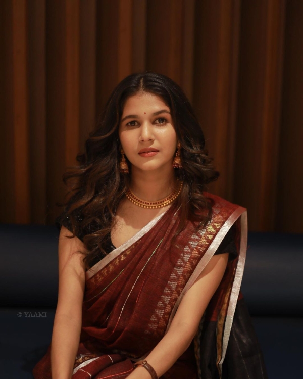 Uppum Mulakum Fame Juhi Rustagi Gorgeous Video from Beach Viral on ...