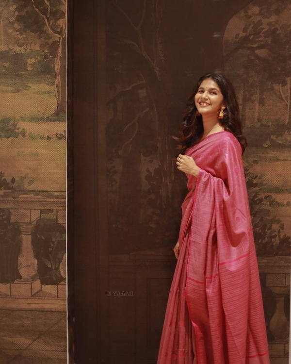 Uppum Mulakum Fame Juhi Rustagi Gorgeous Video from Beach Viral on ...