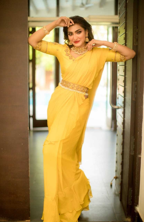 தங்கம் போல் ஜொலிக்கும் பிக்பாஸ் பிரபலம்.. வித வித போசில் அக்ஷரா ...