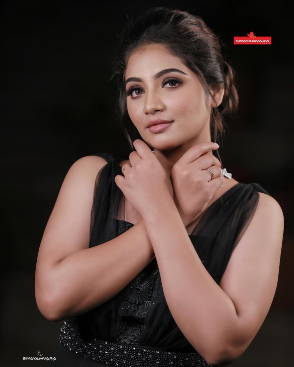 Actress Anshitha Akbarsha Looks Glamorous in Black Outfit, Viral ...