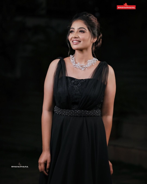 Actress Anshitha Akbarsha Looks Glamorous in Black Outfit, Viral ...