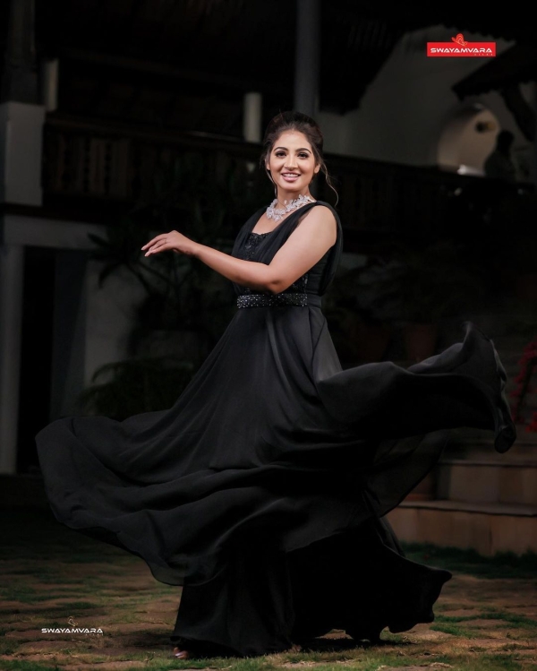 Actress Anshitha Akbarsha Looks Glamorous in Black Outfit, Viral ...