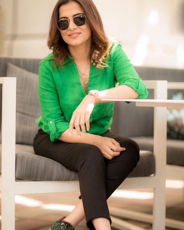 வெயிலுக்கு கூலாக சட்டை பட்டனை கழற்றி விட்டு ஹாயாக போஸ் கொடுத்த டிடி ...