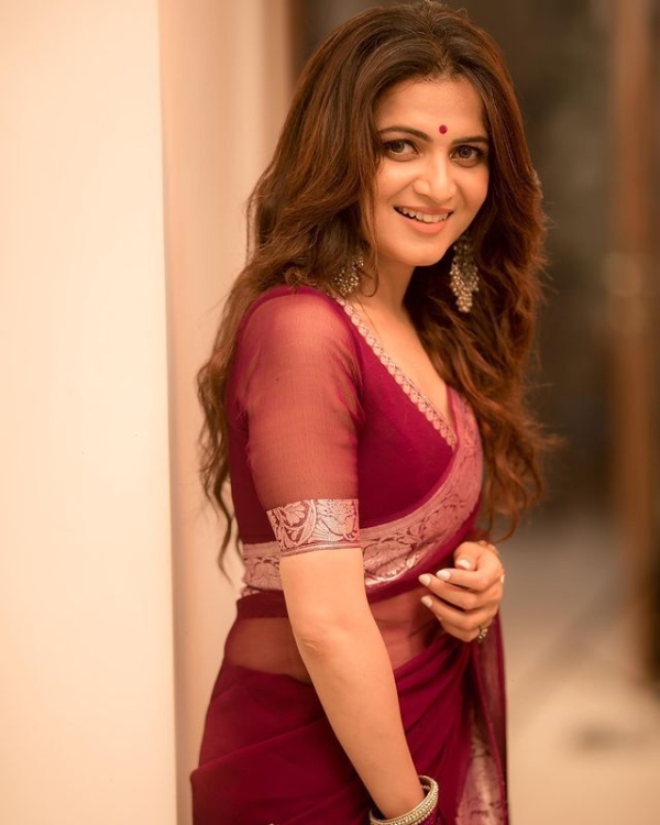 அழகியே...பனாரஸ் பட்டில் அசத்துறியே...டிடி நீலகண்டனின் தாறுமாறு அழகு போட்டோஸ் | Actress DD ...