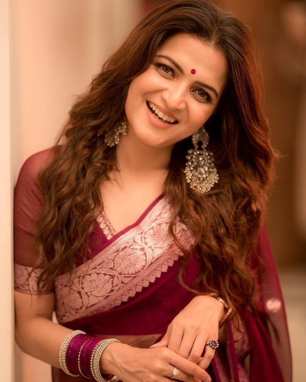 அழகியே...பனாரஸ் பட்டில் அசத்துறியே...டிடி நீலகண்டனின் தாறுமாறு அழகு போட்டோஸ் | Actress DD ...