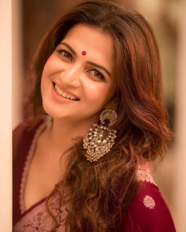 அழகியே...பனாரஸ் பட்டில் அசத்துறியே...டிடி நீலகண்டனின் தாறுமாறு அழகு ...