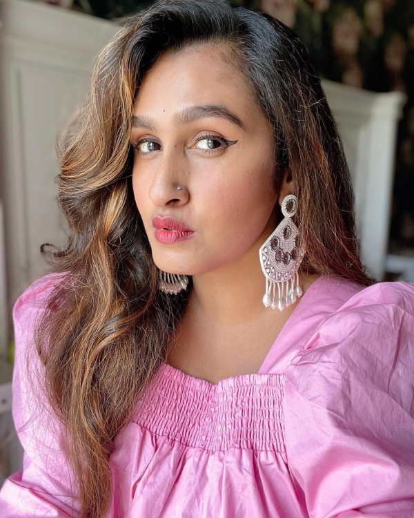 Actress Kavitha Nair Modern Look Goes Viral | പതിവ് സാരിലുക്കിൽ നിന്നും ...