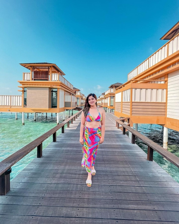 Actress-Model Aparna Thomas Glamorous Maldives Stills | സ്വിംസ്യൂട്ടി ...