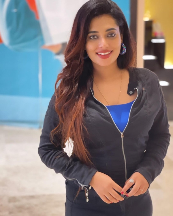 Actress-Model Remya Panickar Looks Glamorous in Latest Photoshoot Pics ...