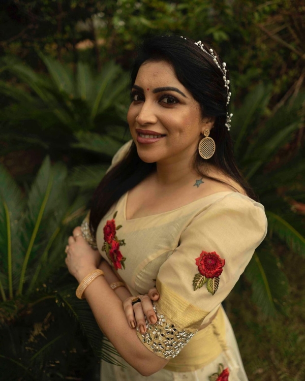 Actress-Model Vaiga Looks Glamorous Photoshoot Stills | സ്കേർട്ടിലും ...