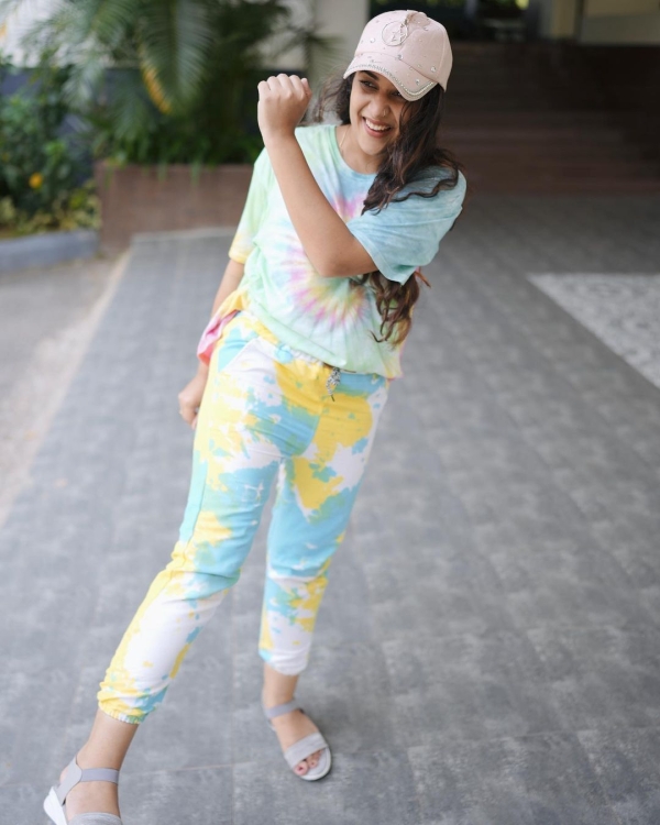 Actress Parvathy R Krishna Latest Stylish Photoshoot in Printed Dress ...