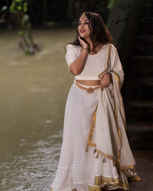 Actress Parvathy R Krishna Looks Hot in Kerala Traditional Wear, Pics ...