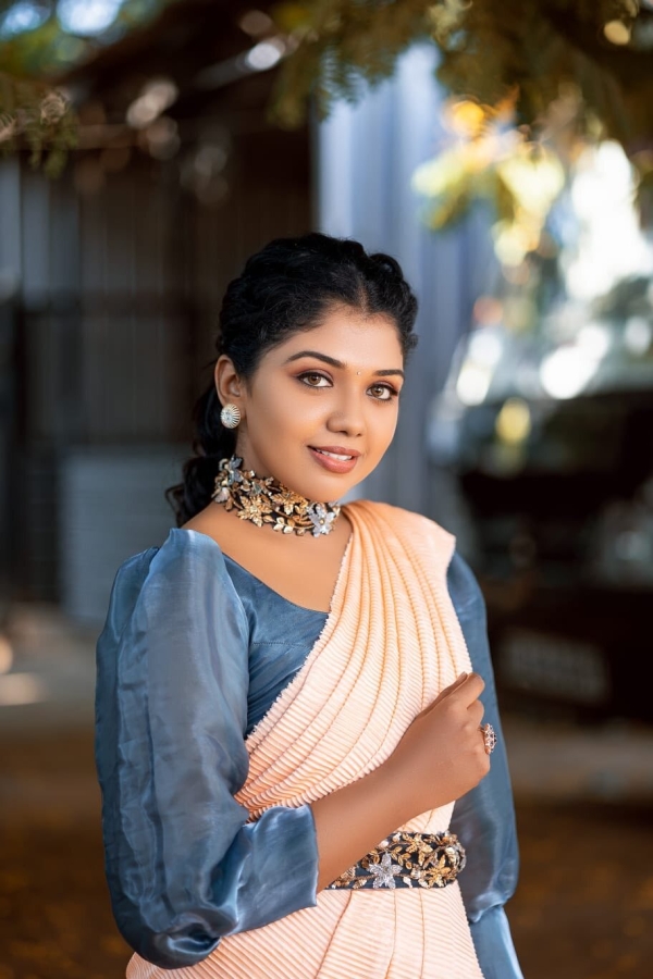 இது என்ன புது மாடல் ஜாக்கெட்டா?... கலக்குறீங்க ரித்விகா! | actress ...