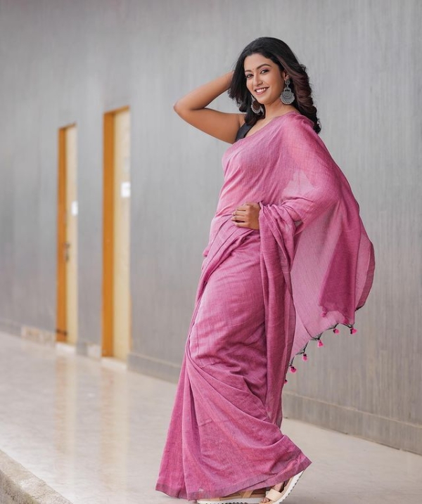 பஞ்சு மிட்டாய் சேலை கட்டி...அசத்தும் கண்ணம்மா ரோஷினி ஹரிபிரியன் ...