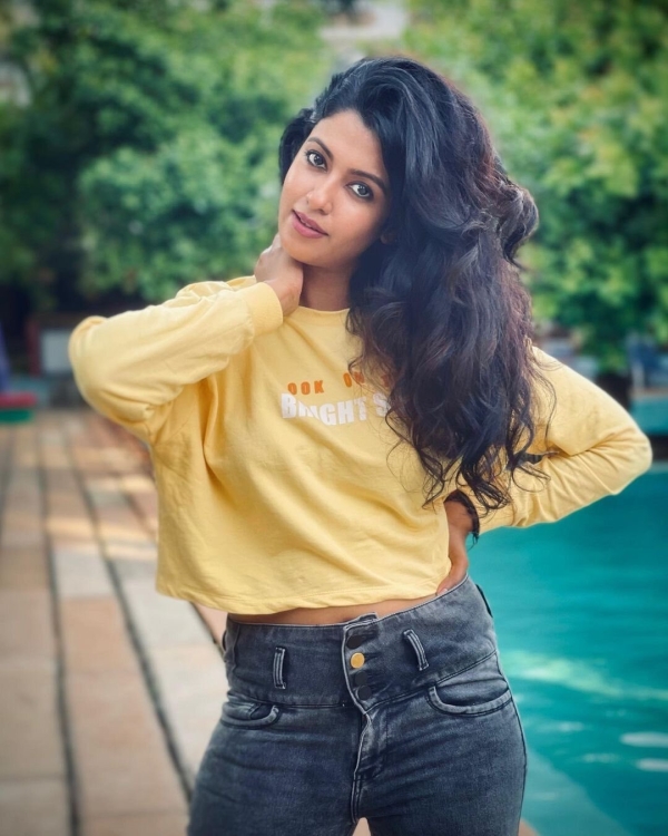 அடி கருப்பு நிறத்தழகி.. உதட்டு சிவப்பழகி.. ரோஷினி ஹரிப்ரியனை ...