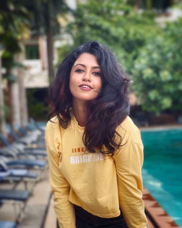 அடி கருப்பு நிறத்தழகி.. உதட்டு சிவப்பழகி.. ரோஷினி ஹரிப்ரியனை ...