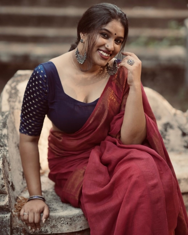 Anchor Radhika Radhakrishnan Glamorous Photoshoot Stills | സാരിയി ...