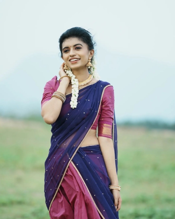 அம்மாவான பிறகும் ‘எருமை சாணி’ ஹரிஜா எவ்ளோ ஹாட்டா இருக்காரு பாருங்க ...