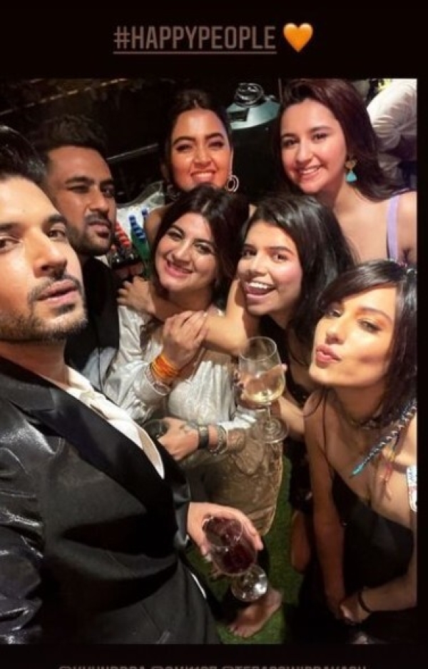 Karan Kundrra & Tejasswi Prakash Have Super Fun With Their Friends At ...