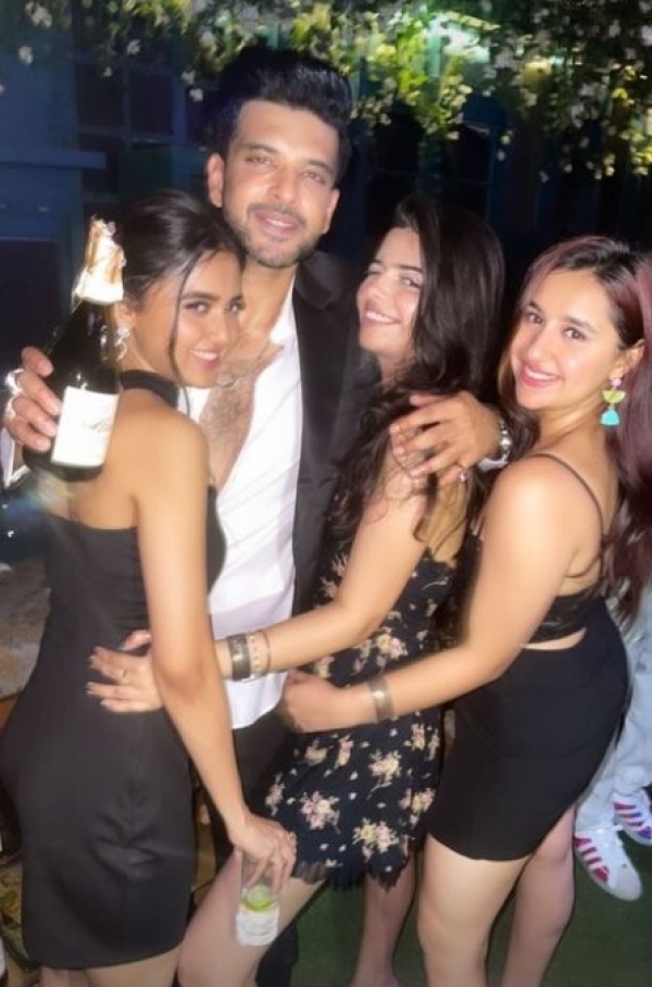 Karan Kundrra & Tejasswi Prakash Have Super Fun With Their Friends At ...