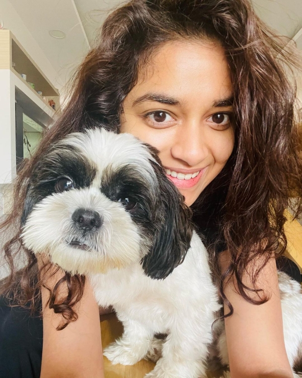 நாய்க்குட்டியேோட குட்டித் தூக்கம்... இந்த ஜோடி நல்லாத்தான் இருக்கு ...