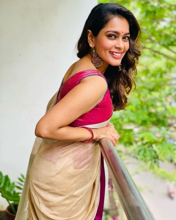 சூரிய ஒளியில் தகதகன்னு மின்னும் கிகி விஜய் | KiKi Vijay shared pictures in Sun light - FilmiBeat ...