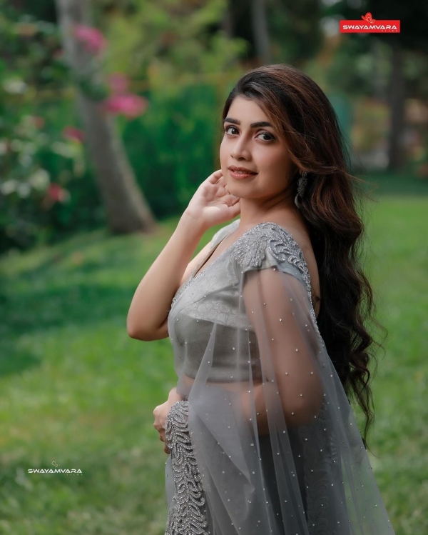 Malayalam Actress Manasa Radhakrishnan Looks Stunning In Saree, See ...