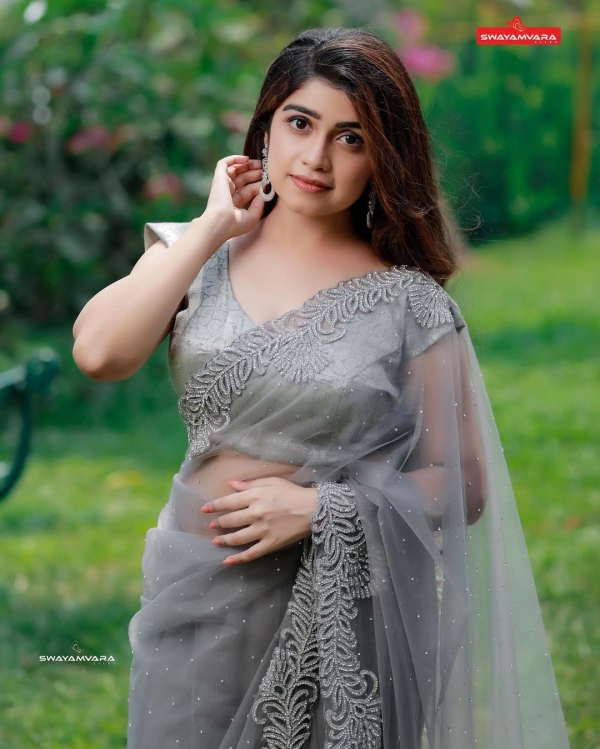 Malayalam Actress Manasa Radhakrishnan Looks Stunning In Saree, See ...