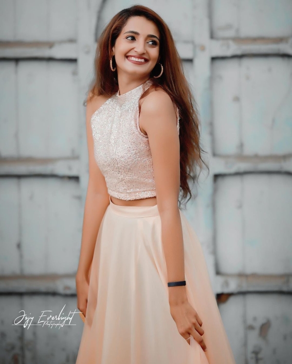 Model And bigg boss contestant Angel Thomas New Traditional Look Viral ...