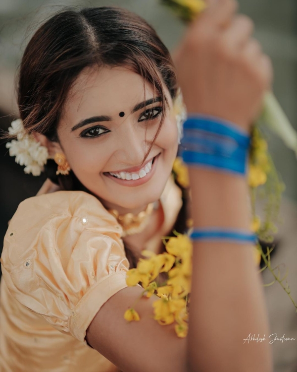Model And bigg boss contestant Angel Thomas New Traditional Look Viral ...