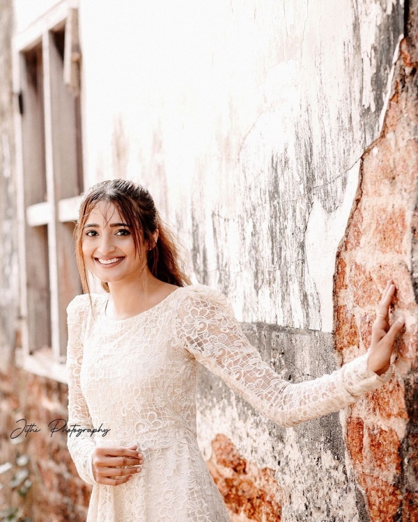 Model And bigg boss contestant Angel Thomas New Traditional Look Viral ...