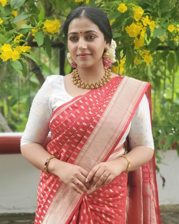 Mollywood Actress Anu Sithara Looks Gorgeous In Kerala Saree Pics തനി മലയാളിയായി അനു സിത്താര