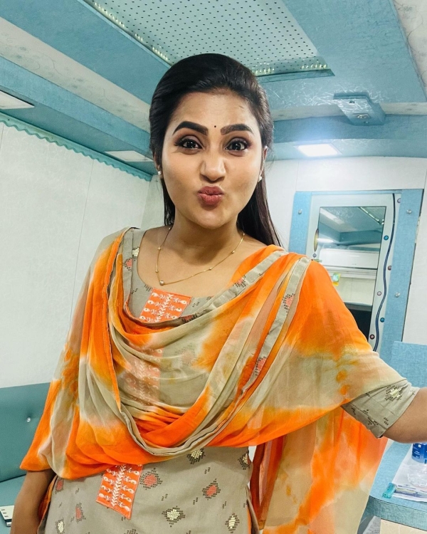 யாருக்கு இப்படி உம்மா கொடுக்கிறார் மைனா நந்தினி.. சினிமாவில் செம பிசி ...