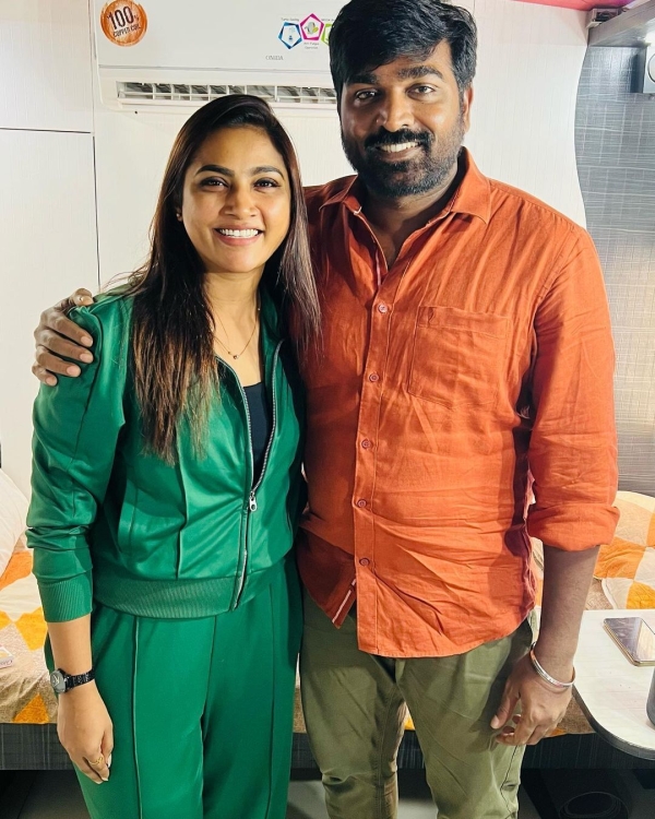 யாருக்கு இப்படி உம்மா கொடுக்கிறார் மைனா நந்தினி.. சினிமாவில் செம பிசி ...