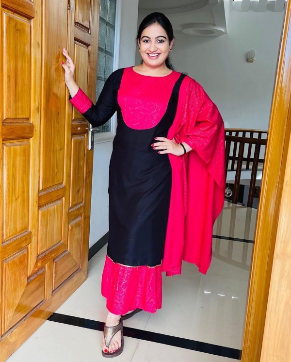 Serial Actress Manve Surendran New Simple And Stylish Stills | സിംപി ...