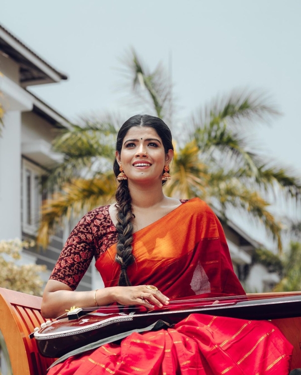 Singer Amrutha Suresh's Glamorous Pool Stills Viral on Social Media ...