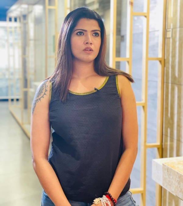 Singer Amrutha Suresh's Glamorous Pool Stills Viral on Social Media ...