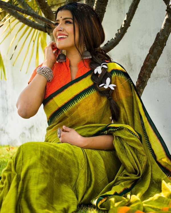 Singer Amrutha Suresh's Glamorous Pool Stills Viral on Social Media ...