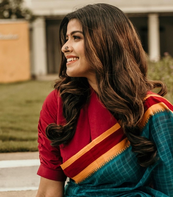 Singer Amrutha Suresh's Glamorous Pool Stills Viral on Social Media ...