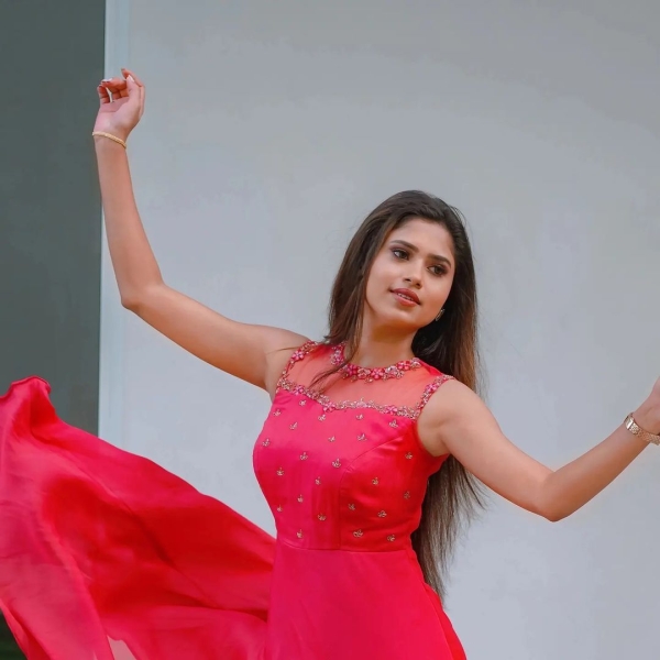 സിംപിൾ ക്യൂട്ട് ലുക്കിൽ അഞ്ജു കൃഷ്ണ അശോക്, പുത്തൻ ചിത്രങ്ങളിതാ | Sumesh ...