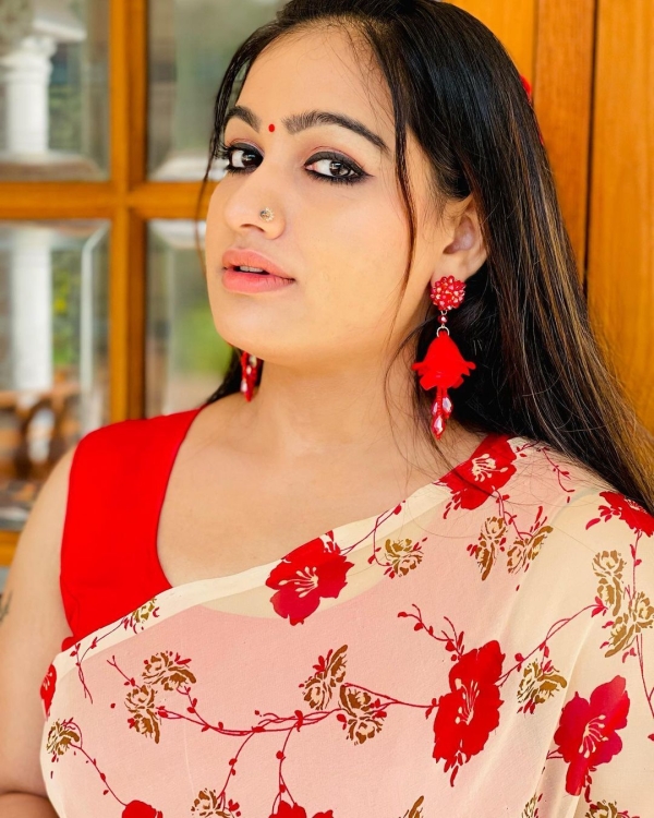 TV Actress Manve surendran Latest Stylish Pics | സ്റ്റാർ മാജിക് ...