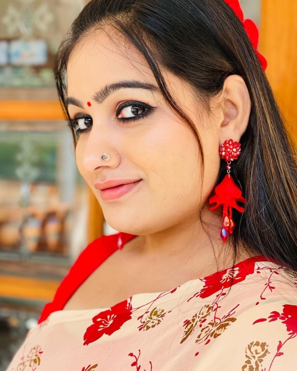 TV Actress Manve surendran Latest Stylish Pics | സ്റ്റാർ മാജിക് ...