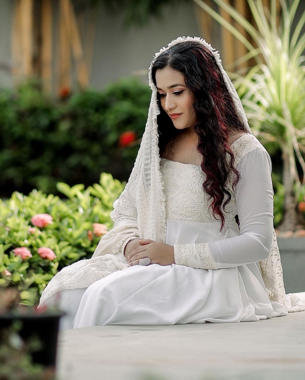 TV Anchor Parvathy R Krishna Stunning Look in White Outfit, Pics ...