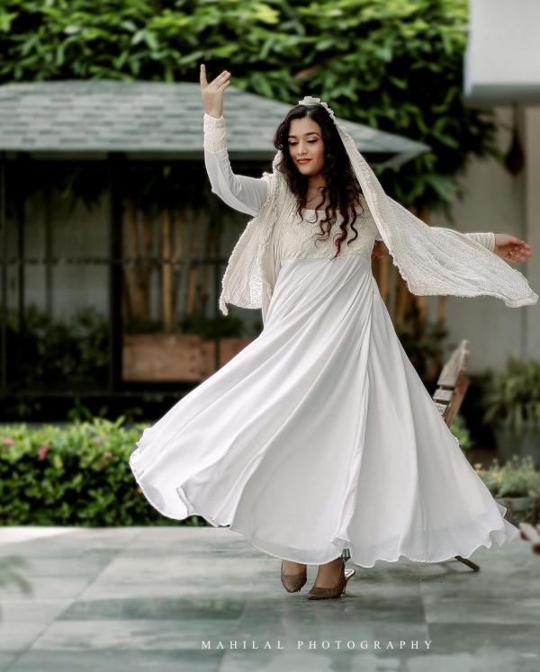 TV Anchor Parvathy R Krishna Stunning Look in White Outfit, Pics ...