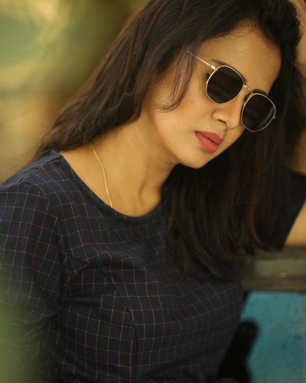 “ஸ்டைலிஷ் தமிழச்சி“…விஜே அஞ்சனாவின் கிளாஸ் போட்டோஸ்! | vj anjana is ...