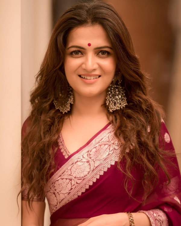 வாவ்...தேவதை...வர்ணிக்க வார்த்தையே வரலியே...மயங்க வைக்கும் டிடி நீலகண்டன் போட்டோஸ் | Actress DD ...