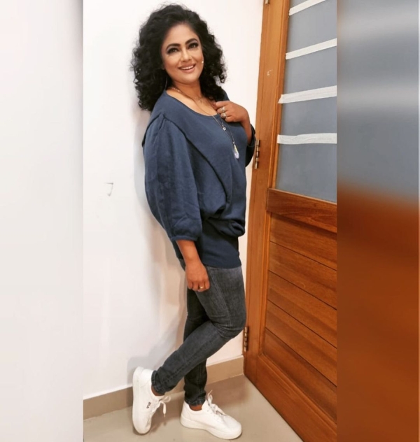 Actress Manju Pillai New Stylish Makeover Viral | ജീൻസിലും ടോപ്പിലും ...